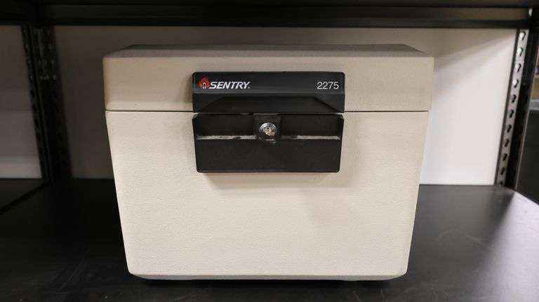 Sentry Fire 2275 Safe & Key - Dixon's Auction at Crumpton