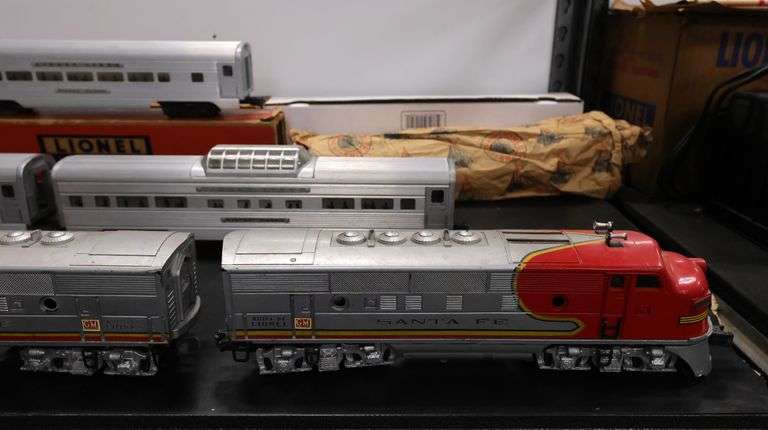 Lot of Vintage Model Railroad Train Cars & Engines By Lionel Etc ...