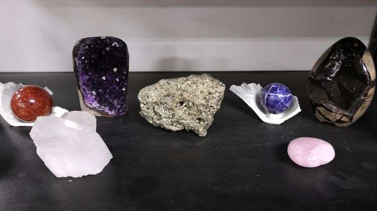 Collection of Geologic Specimens, Geodes, Crystals Etc. - Dixon's ...