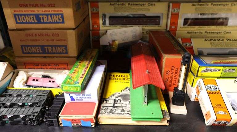 Lot of Vintage Model Railroad Train Cars By Con-Cor, Lionel Etc ...