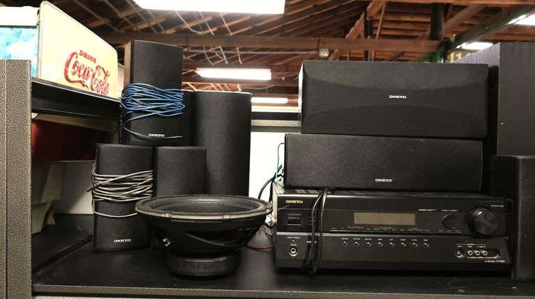 Onkyo Av Receiver Ht-R580 Home Stereo Speakers Etc. - Dixon's Auction ...