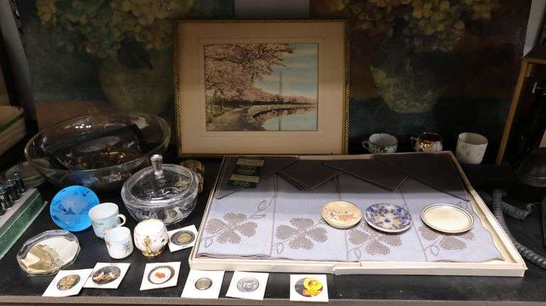 Lot Vintage Rotary Phone, Wallace Nutting Print, Tokens, Leroy Pen ...