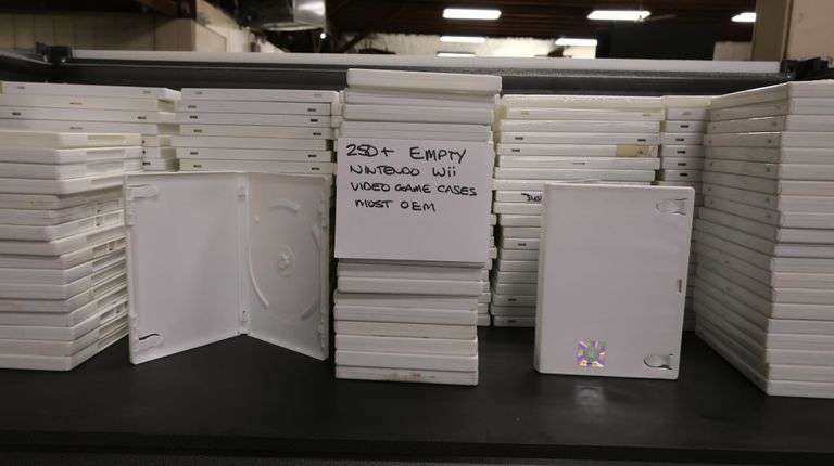 250+ Empty Nintendo Wii Video Game Cases - Dixon's Auction at Crumpton