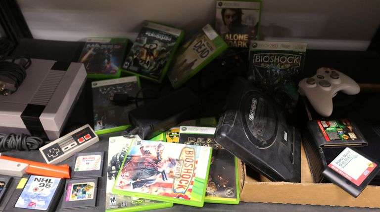 Lot of Vintage Video Game Consoles & Games, Nes, Xbox Genesis Etc ...