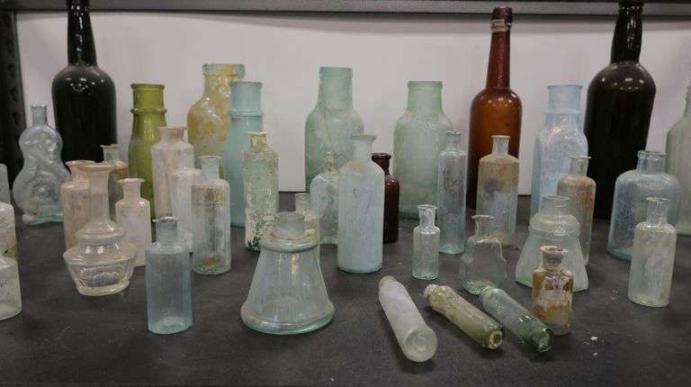 Collection of Antique Dig Bottles - Dixon's Auction at Crumpton