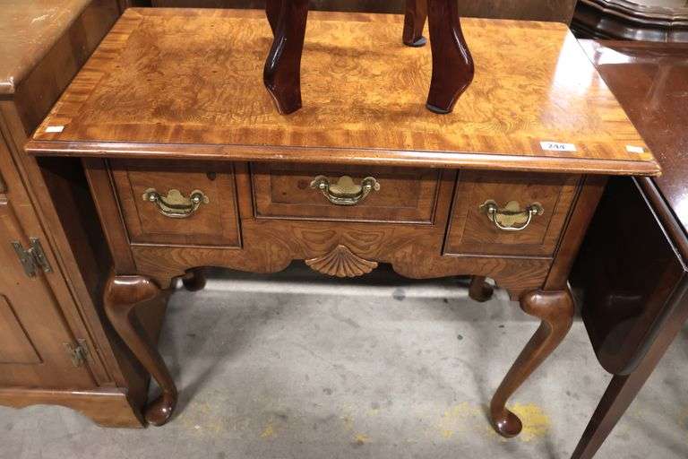 Hekman Queen Anne Style Banded Lowboy - Dixon's Auction at Crumpton