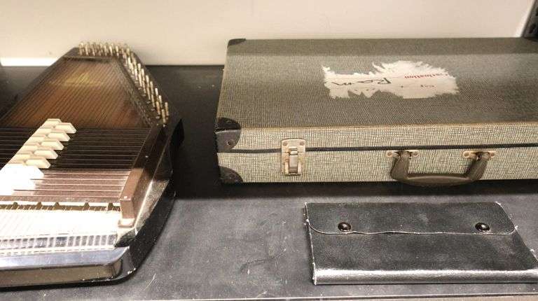 Vintage Chrom-A-Harp / Autoharp & Case - Dixon's Auction at Crumpton