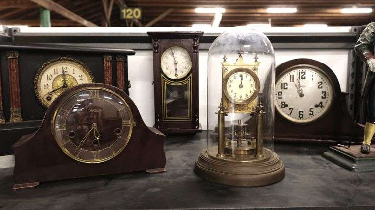 Lot of Vintage / Antique Clocks - Dixon's Auction at Crumpton