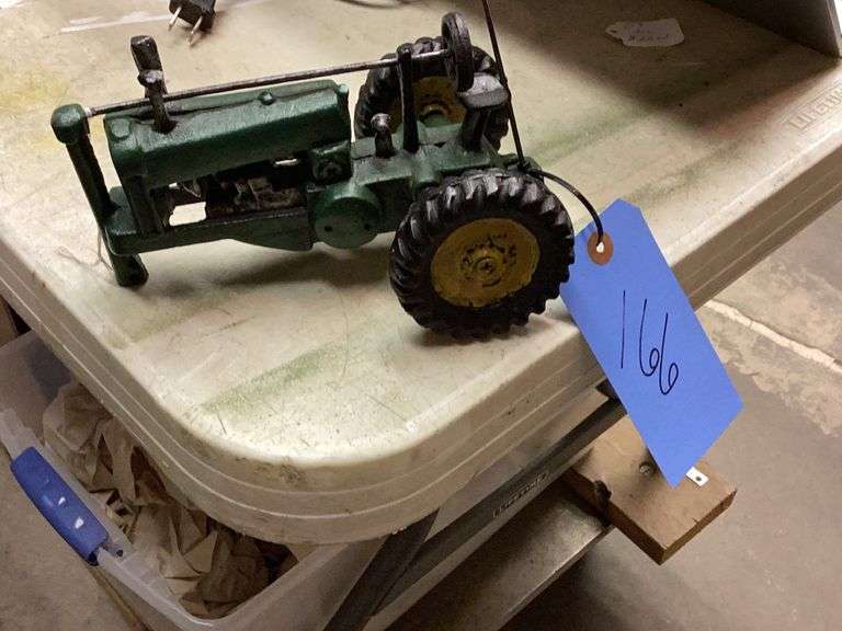 Metal tractor missing front wheels - Diamond G Auctioneers
