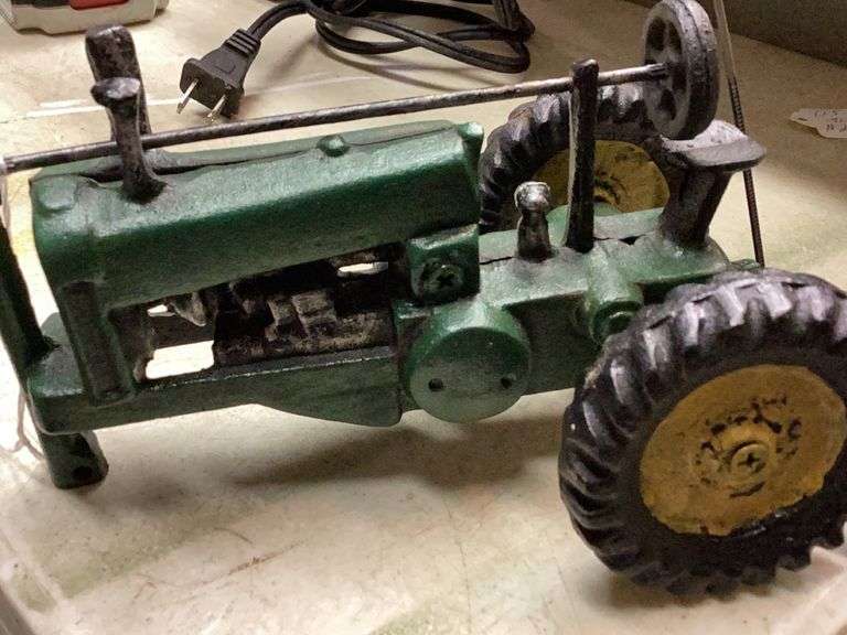 Metal tractor missing front wheels - Diamond G Auctioneers