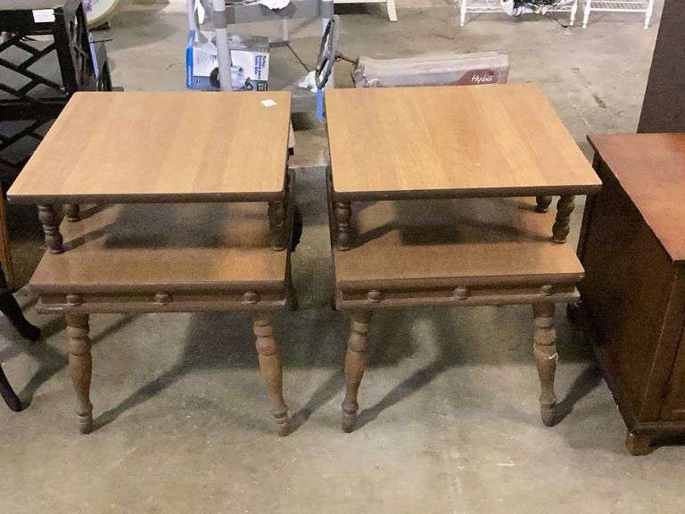 2 Vintage end tables - Diamond G Auctioneers