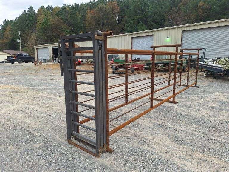 24ft Free Standing Alley Way with Sliding Cut Gate - Diamond G Auctioneers