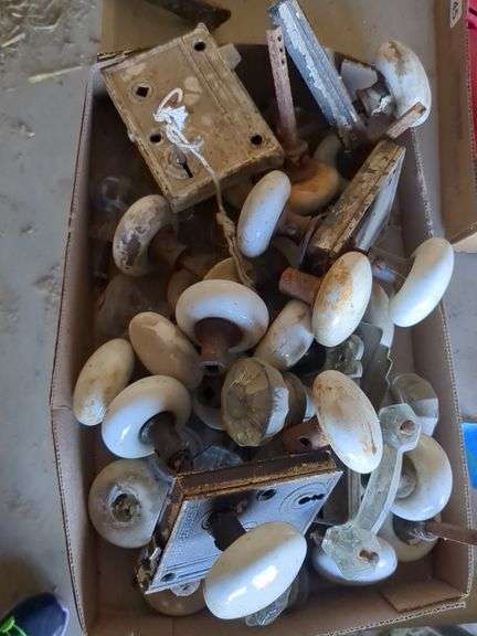 Assorted Antique Door Knobs and Hardware - Delaware Auction Center