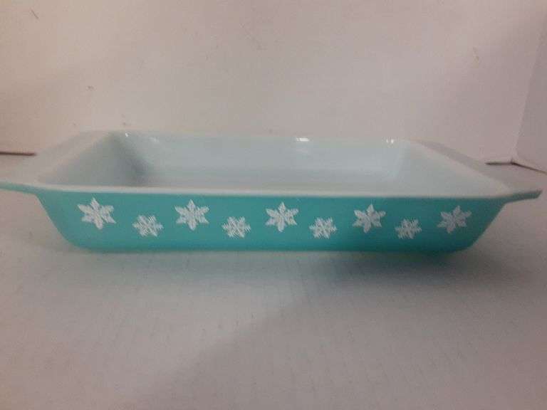 Pyrex Serving Dish - Delaware Auction Center