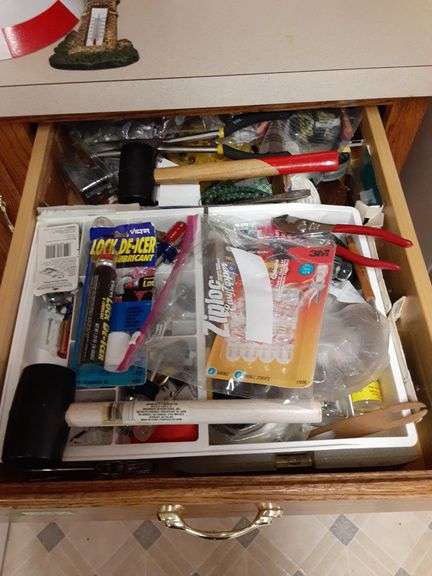 Contents of Drawer to Include: - Delaware Auction Center