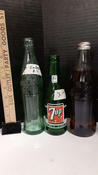 Vintage Coca-Cola & 7 Up Soda Bottles - Delaware Auction Center