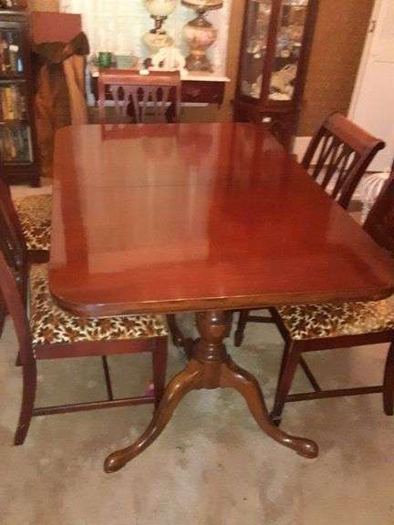 Dining Room Table w/ Leaf and 6 Chairs and Pad - Delaware Auction Center