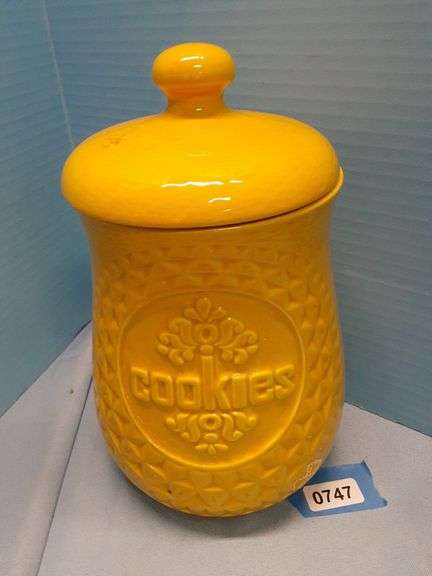 McCoy Yellow Cookie Jar - Delaware Auction Center