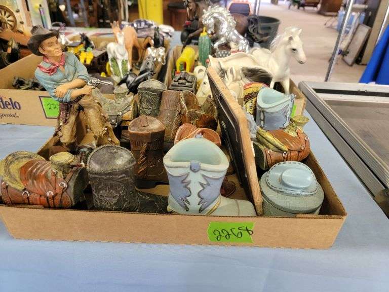 Collection of Western Themed Decorative Items - Delaware Auction Center