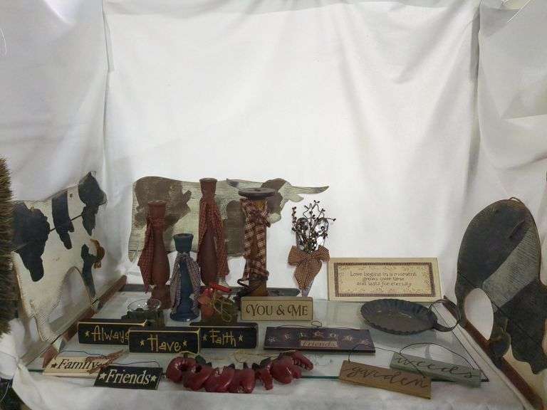 Assorted Country Themed Decorative Items - Delaware Auction Center