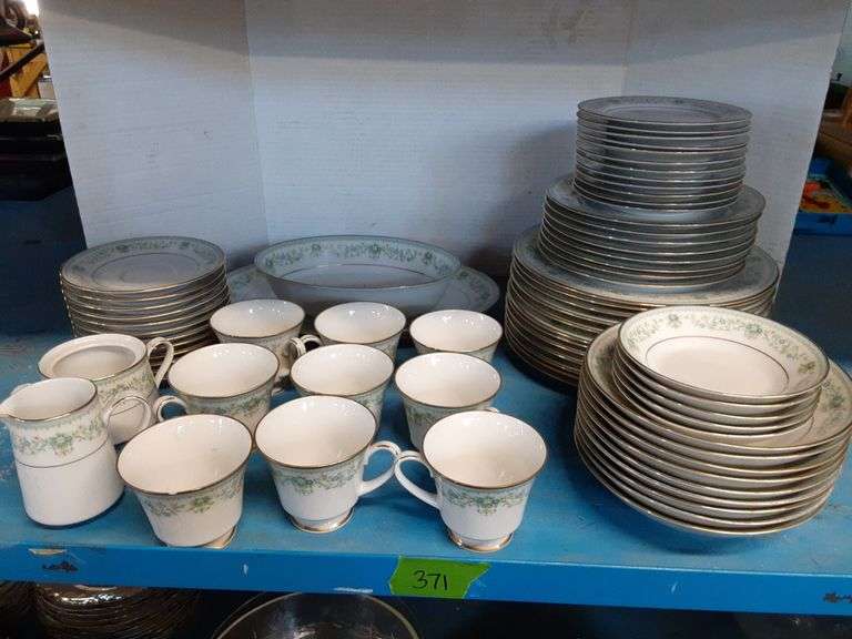 Noritake Spring Meadow Plate Set - Delaware Auction Center