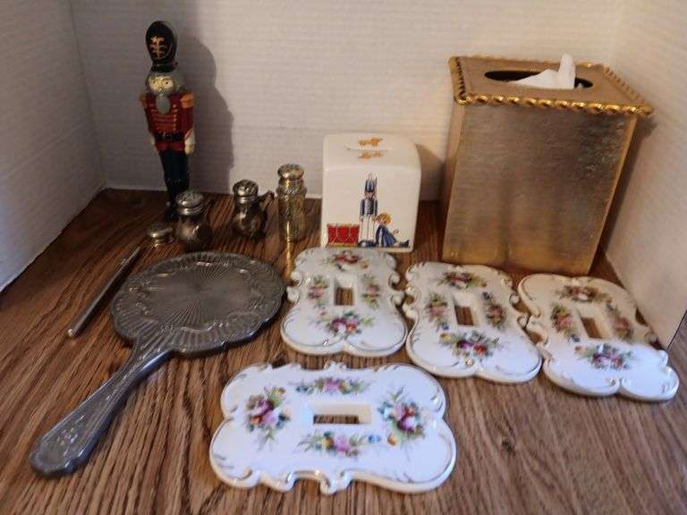 Assorted Decorative Collectables - Delaware Auction Center