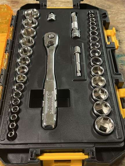 DeWALT 34-Piece 1/4" and 3/8" SAE/Metric Ratchet and Socket Set ...