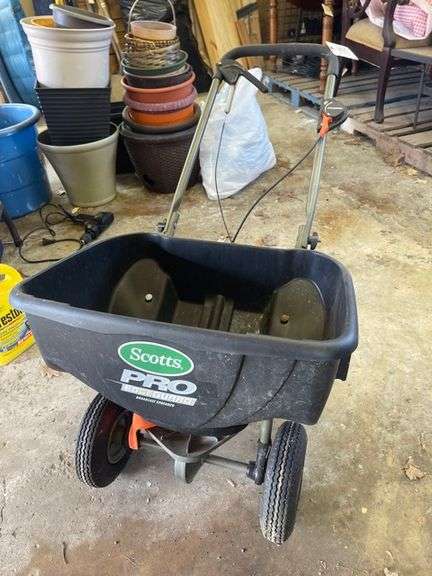 Scott’s pro spreader • Garage - Duck Soup Auctions