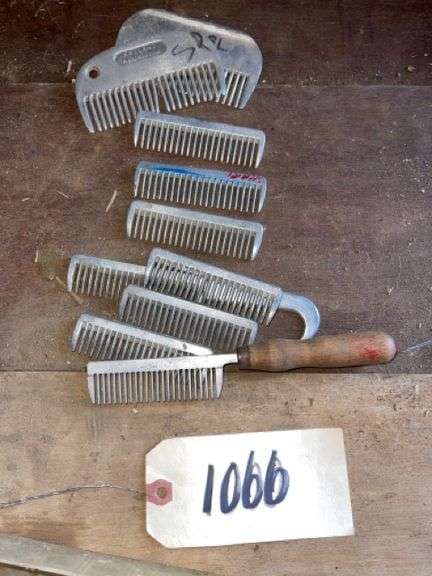Horse combs • Metal • barn - Duck Soup Auctions