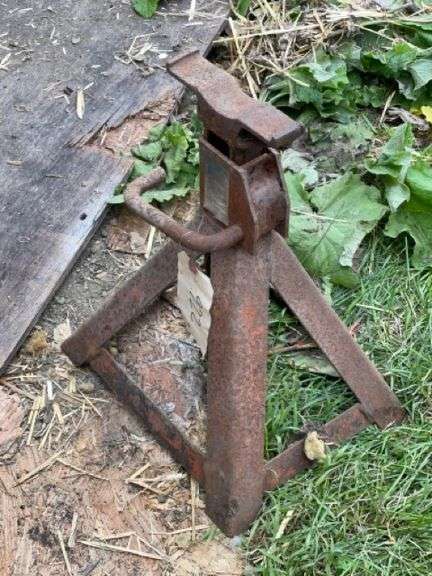Jack stand • Garage - Duck Soup Auctions
