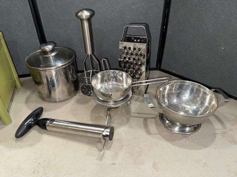 Metal kitchen gadgets • Kitchen closet - Duck Soup Auctions