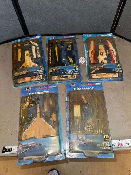 Snap tite model airplane kits • Dining room - Duck Soup Auctions
