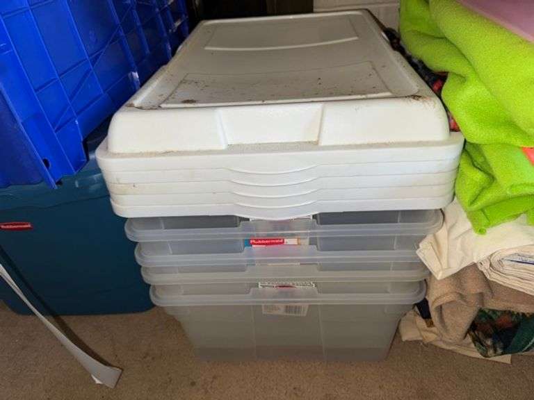 Rubbermaid totes with lids • (5) • Living room - Duck Soup Auctions