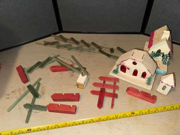 Decorative houses • Bedroom 1 - Duck Soup Auctions