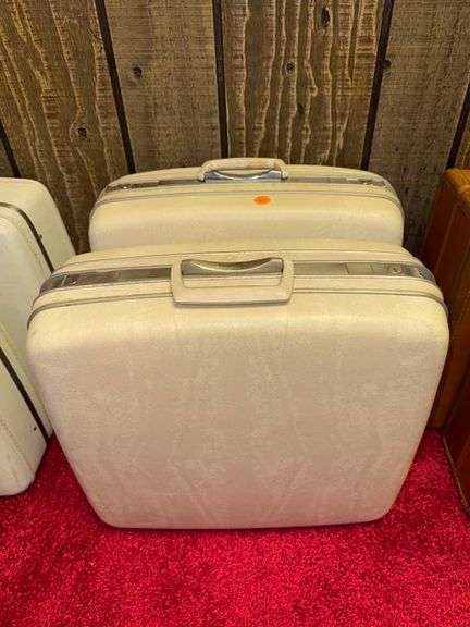 Samsonite luggage set • Vintage • Basement - Duck Soup Auctions