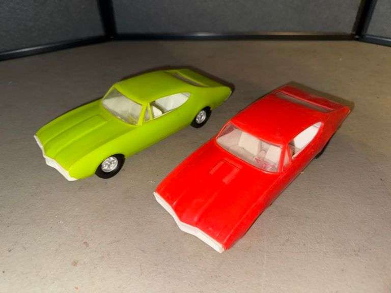 Buddy plastic cars • Dining room - Duck Soup Auctions