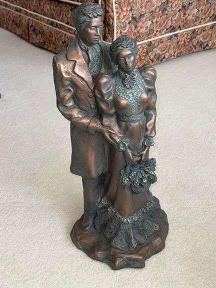 Man and woman statue • 24” • Living room - Duck Soup Auctions