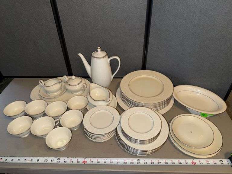 American manor China chantilly pattern • Kitchen - Duck Soup Auctions