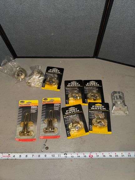 Door locks • Living room - Duck Soup Auctions