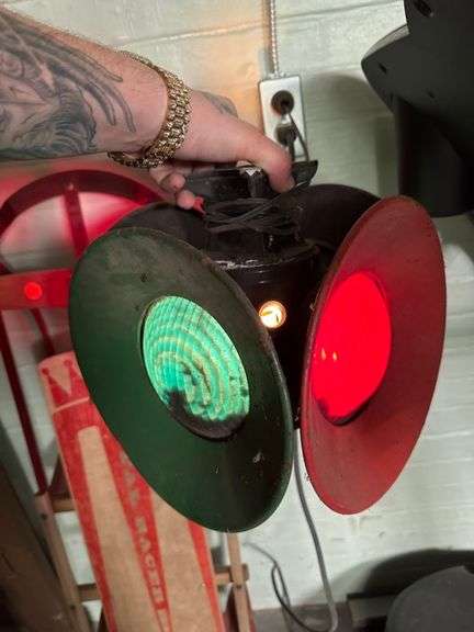Traffic style light • Basement - Duck Soup Auctions