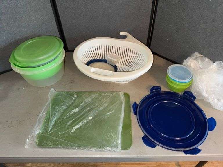 Plastic containers • Living room - Duck Soup Auctions