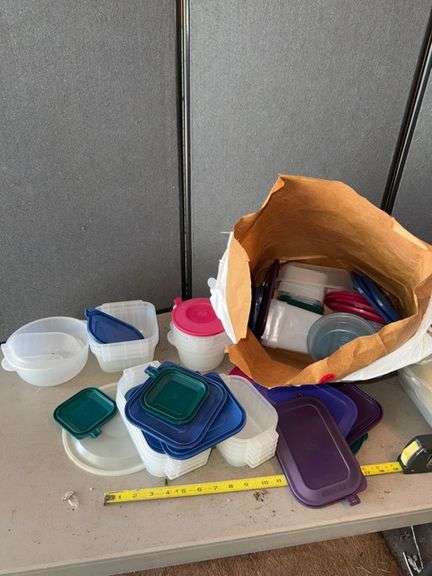 Plastic containers • Garage - Duck Soup Auctions