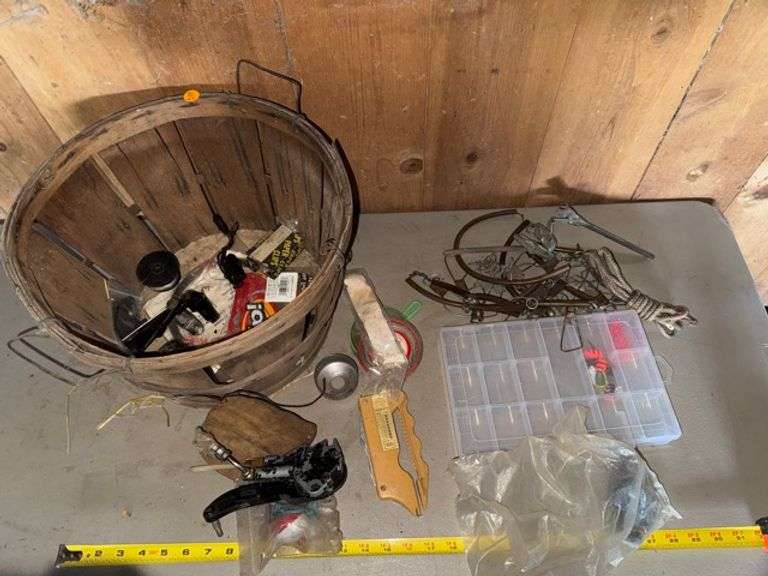 Fishing lot • Bottom garage - Duck Soup Auctions
