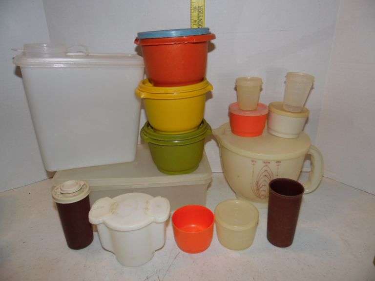 Assorted Tupperware & Plasticware - Dunker Auction