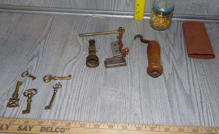 Skilton Key, Dice & Misc. - Dunker Auction