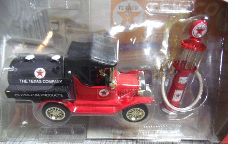 Tonka 1918 Ford Model T Runabout & Wayne Gas Pump - Dunker Auction