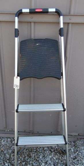 Rubbermade Step Stool - Dunker Auction