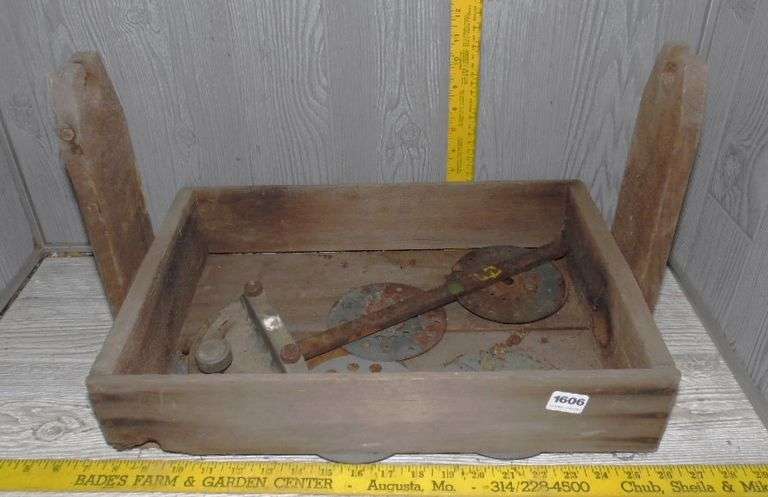 Carpenter Toolbox: Missing Handle - Dunker Auction