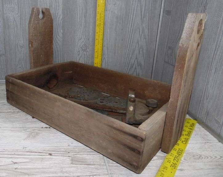 Carpenter Toolbox: Missing Handle - Dunker Auction