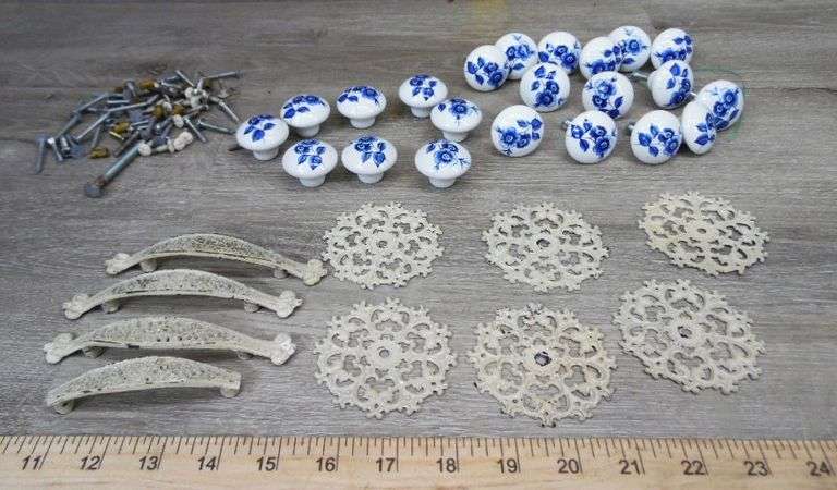 Drawer Pulls & Cabinet Knobs - Dunker Auction